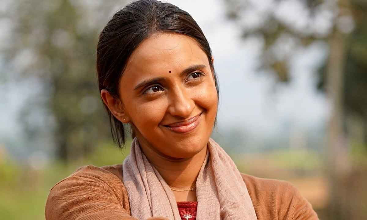 Akansha Ranjan Kapoor embraces a de-glam avatar in ‘Gram Chikitsalay’