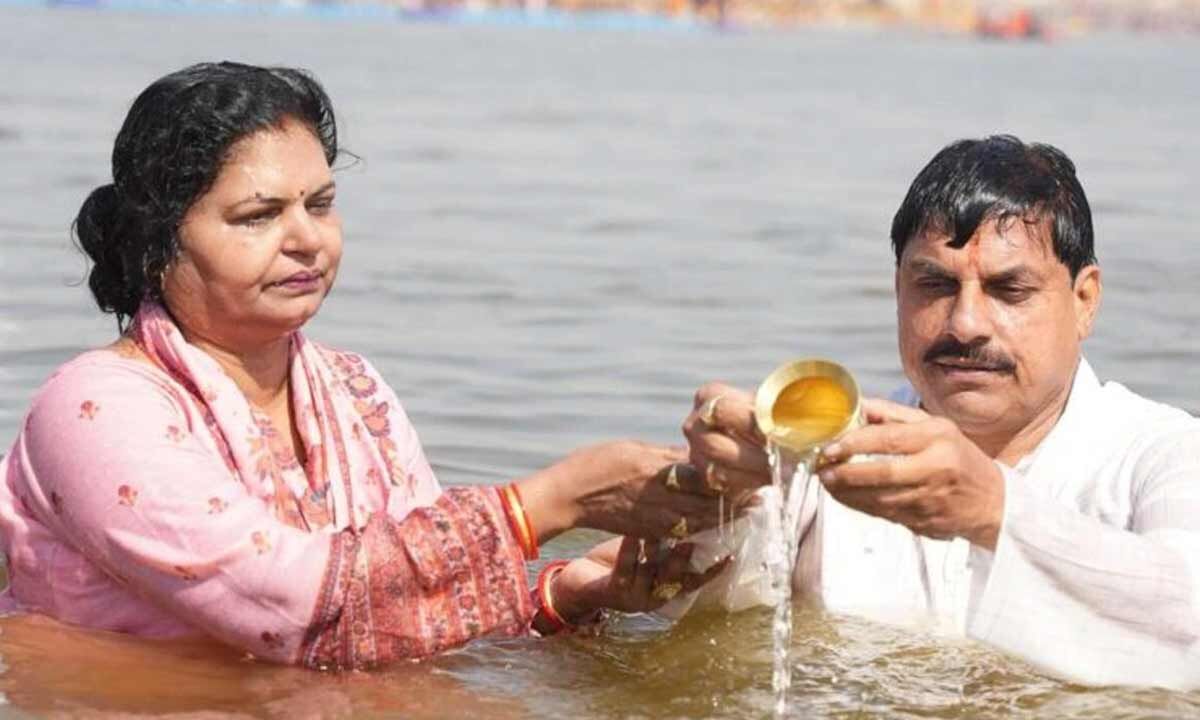 MP CM takes holy dip in Sangam with family