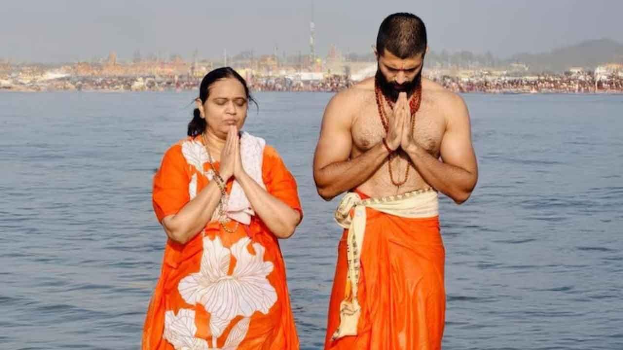 Vijay Deverakonda takes sacred dip at Maha Kumbh
