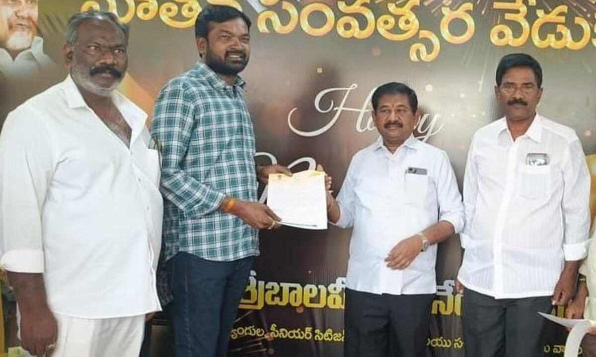 Minister distributes CMRF cheques