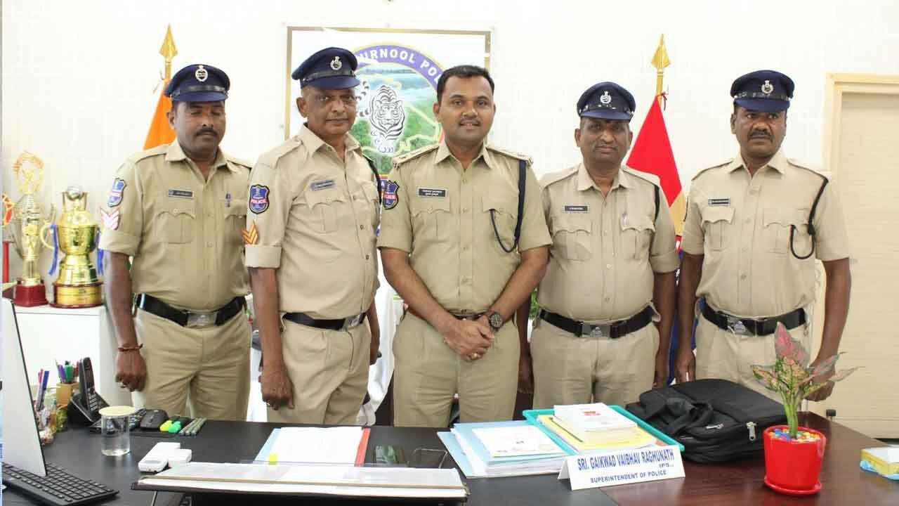 Four Constables Promoted to Head Constable – SP Gaikwad Felicitates Them