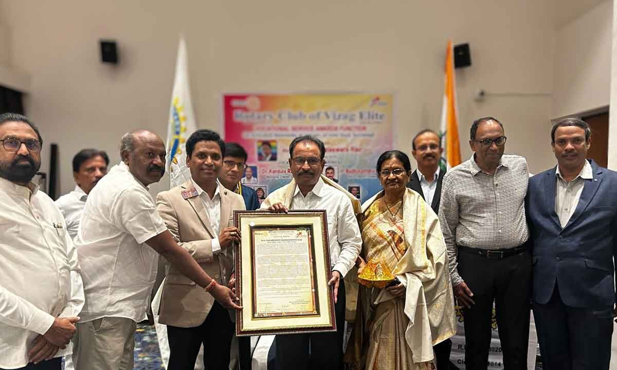 VIIT Rector gets Vocational Service Award