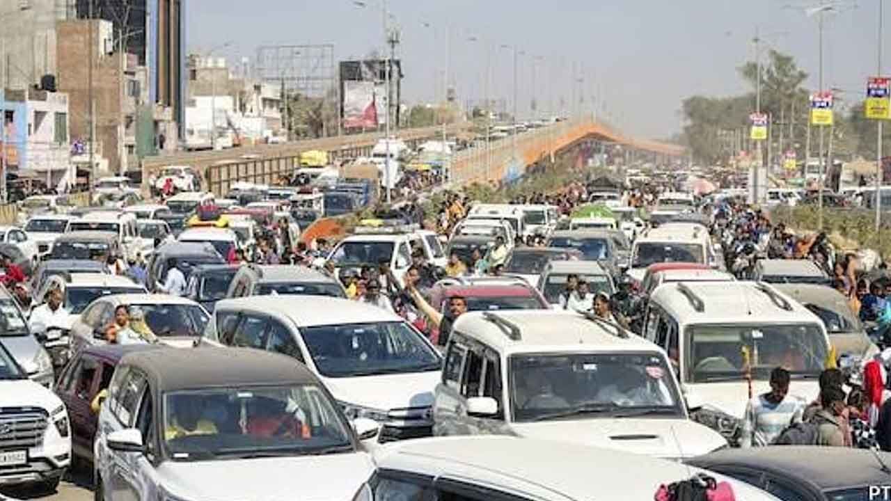 Traffic Surges at Madhya Pradesh-Uttar Pradesh Border Amid Pilgrim Influx