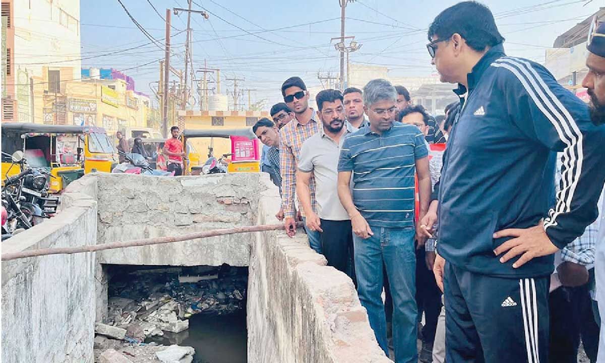 Baldia chief, MLA meraj inspect areas in Old City