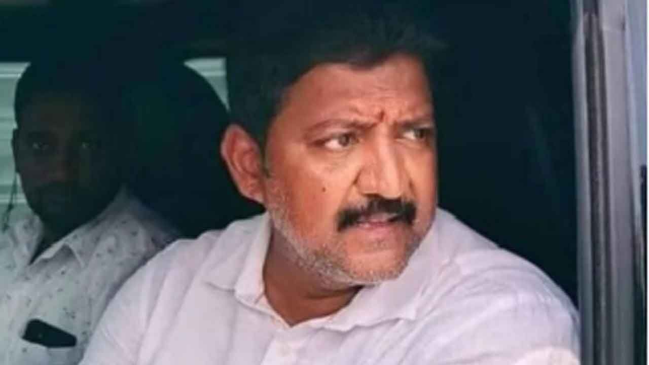 HC denies anticipatory bail to Vamsi