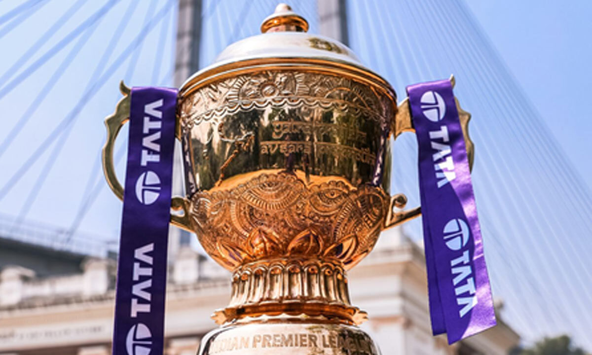 KKR's IPL 2024 trophy tour excites fans at Kolkata’s City Centre