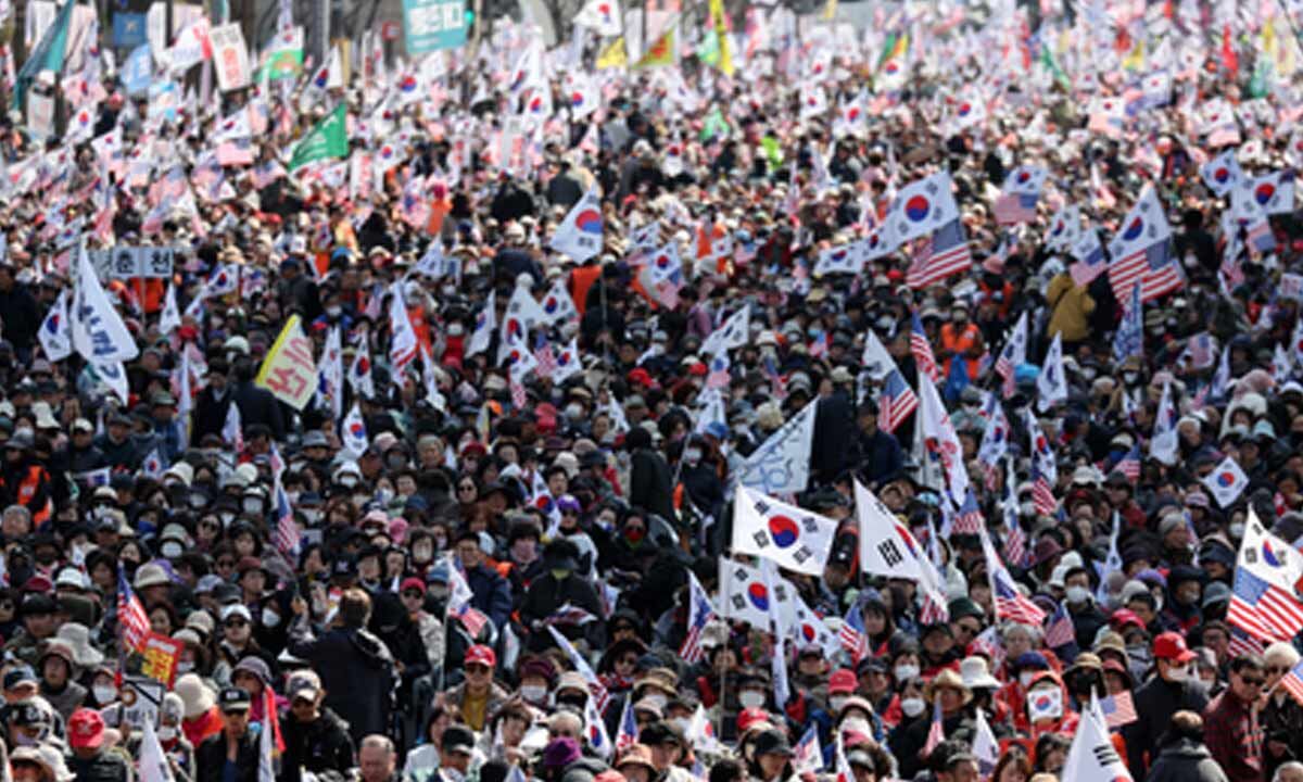 South Korea: Massive rallies for, against Yoon's ouster held in Seoul ...