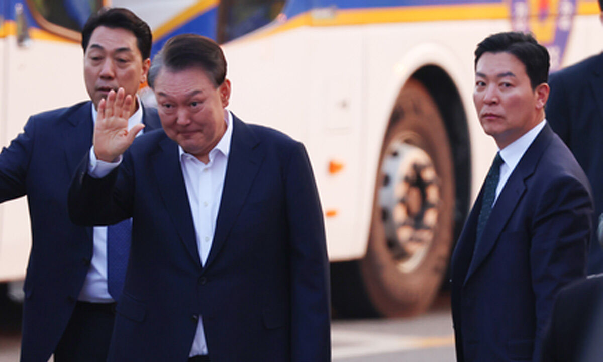 South Korean prosecutors seek arrest warrant for two presidential ...