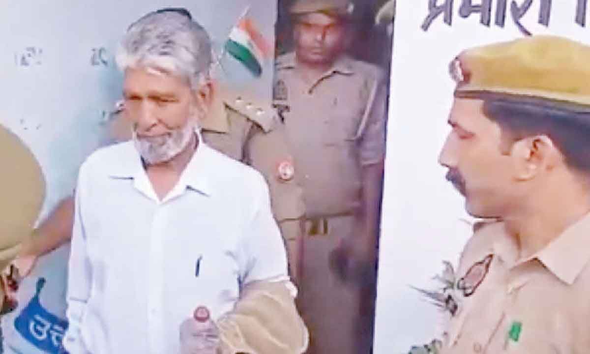 Advocates stage ‘pen-down’ protest