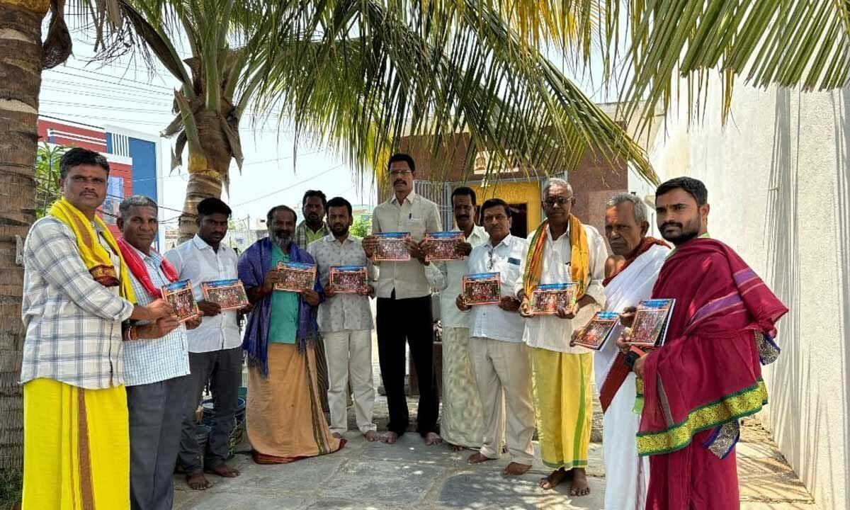 Former BJP Leader S. Ramachandra Reddy Unveils Viswavasu Year Almanac ...