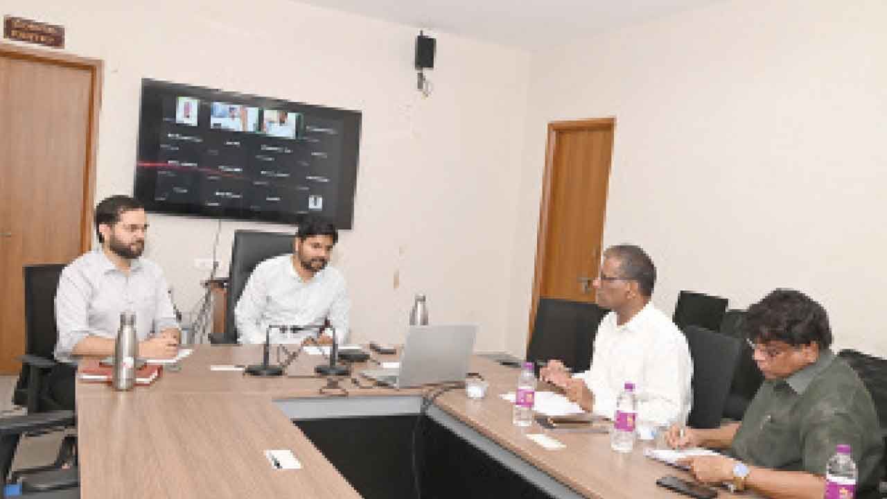 Complete construction works under MNREGS by March 30: DC