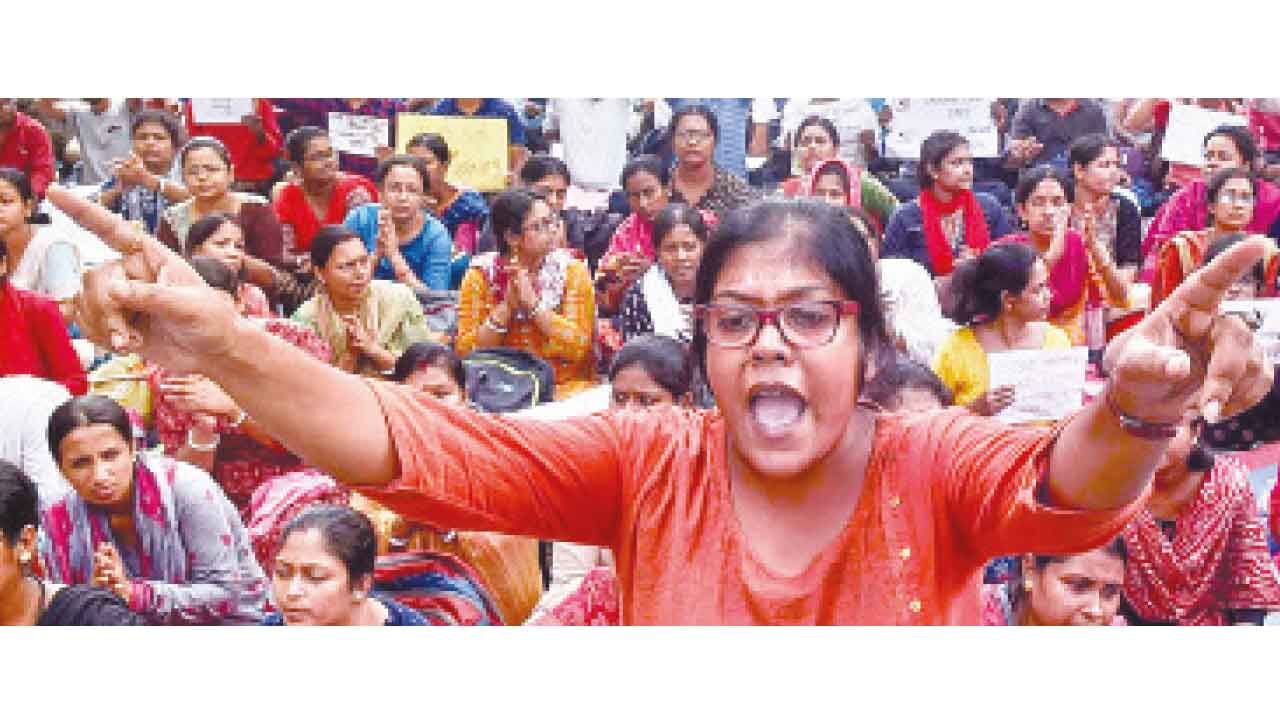 Bengal teachers who lost jobs protest at WBSSC office