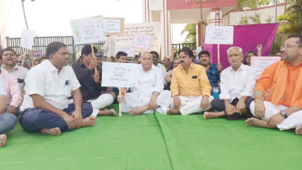 MLA expresses solidarity with protesting contract asst profs