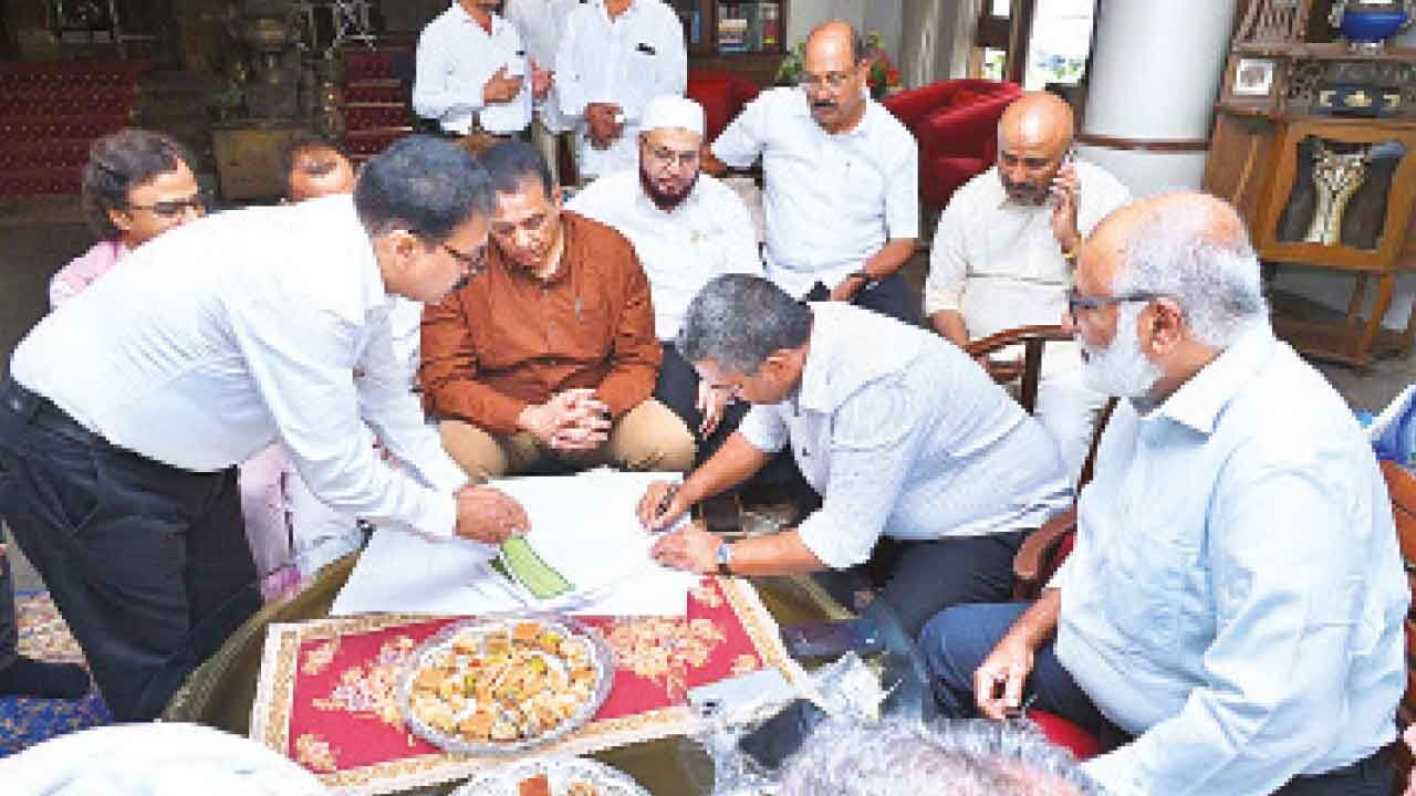 Cong leader donates prime land worth over Rs 8 cr for Haj Bhavan