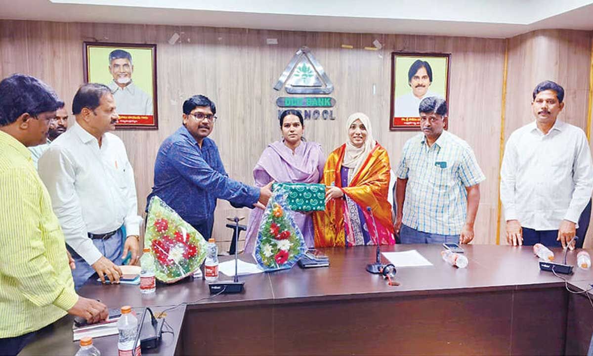 JC congratulates Shaik Zafreen