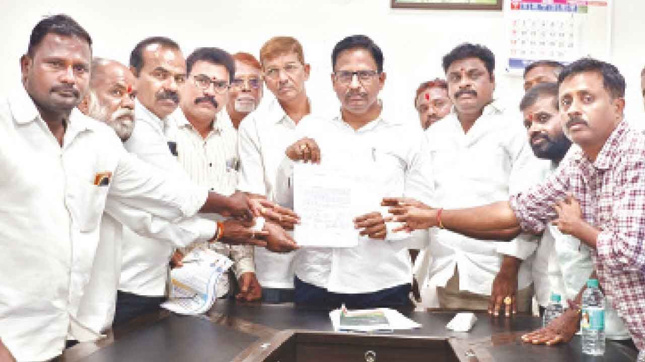 MLA Yennam promises BC Bhavan in MBNR