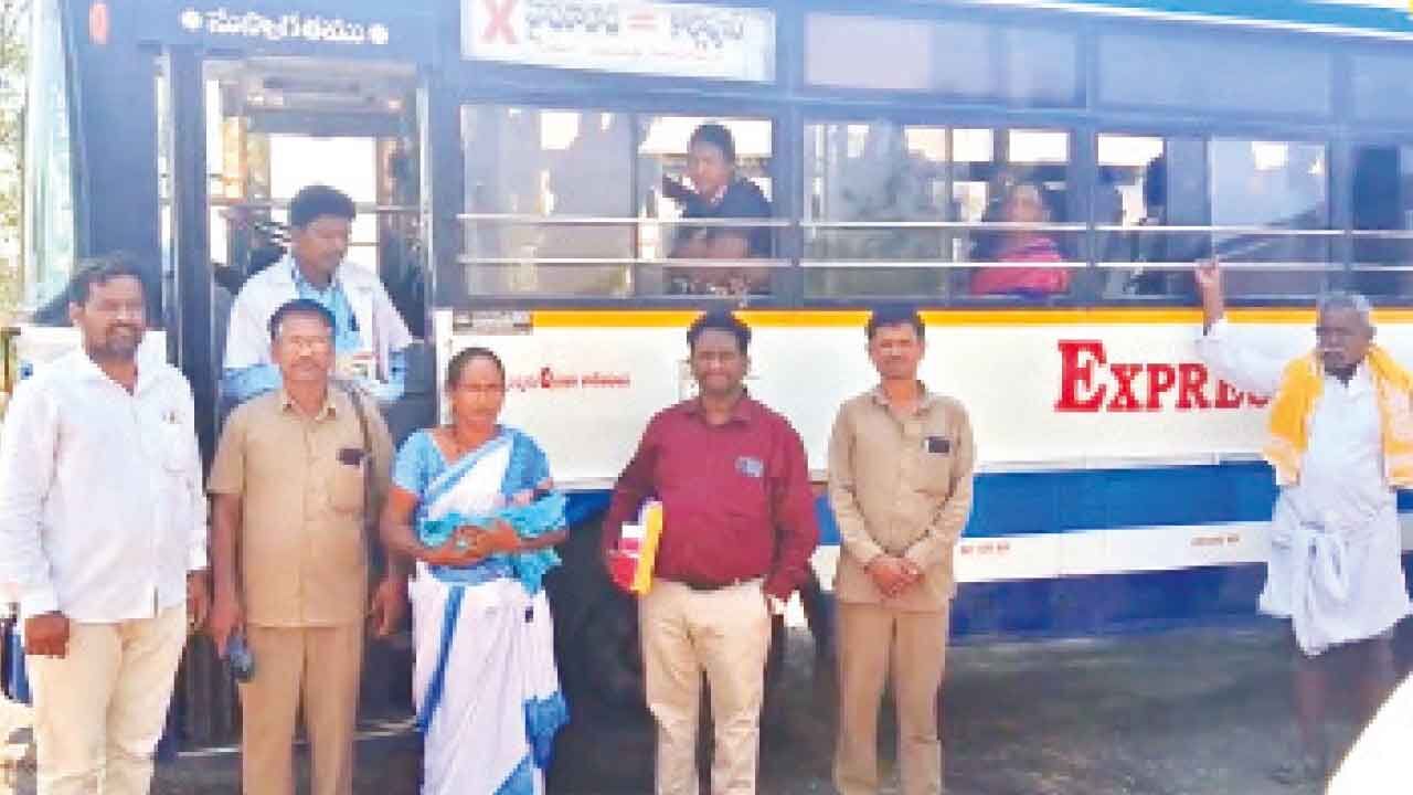 Nagarkurnool: Woman delivers baby girl on RTC bus