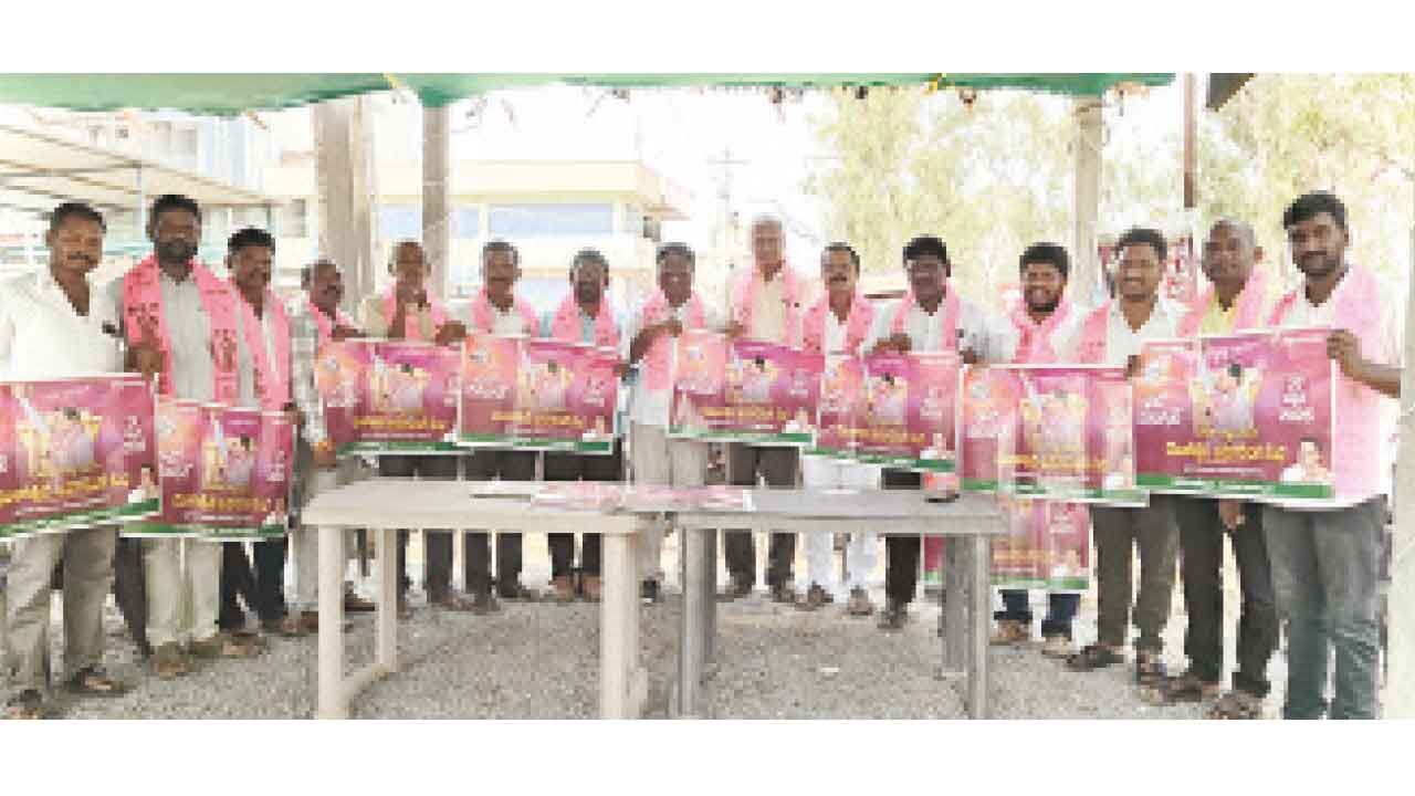 BRS ‘Chalo Warangal’ wall poster unveiled