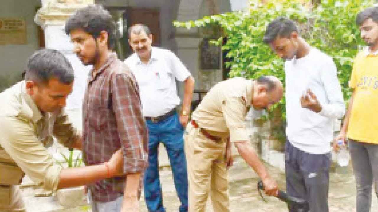 Students asked to remove sacred thread before CET exam