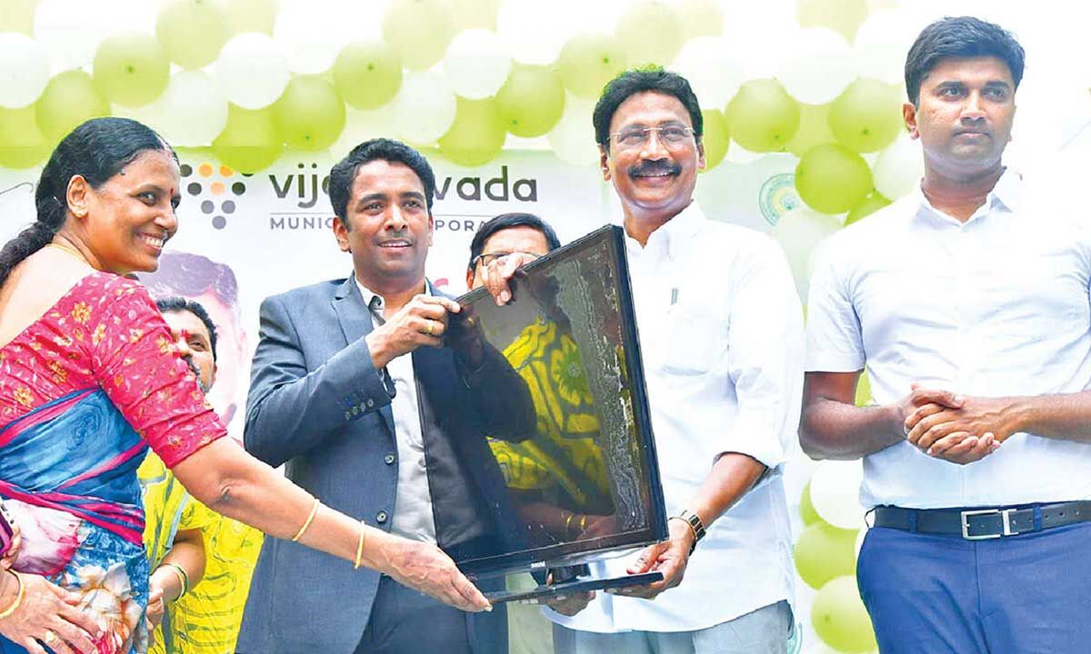 Collector urges people to participate in Swarna Andhra mission