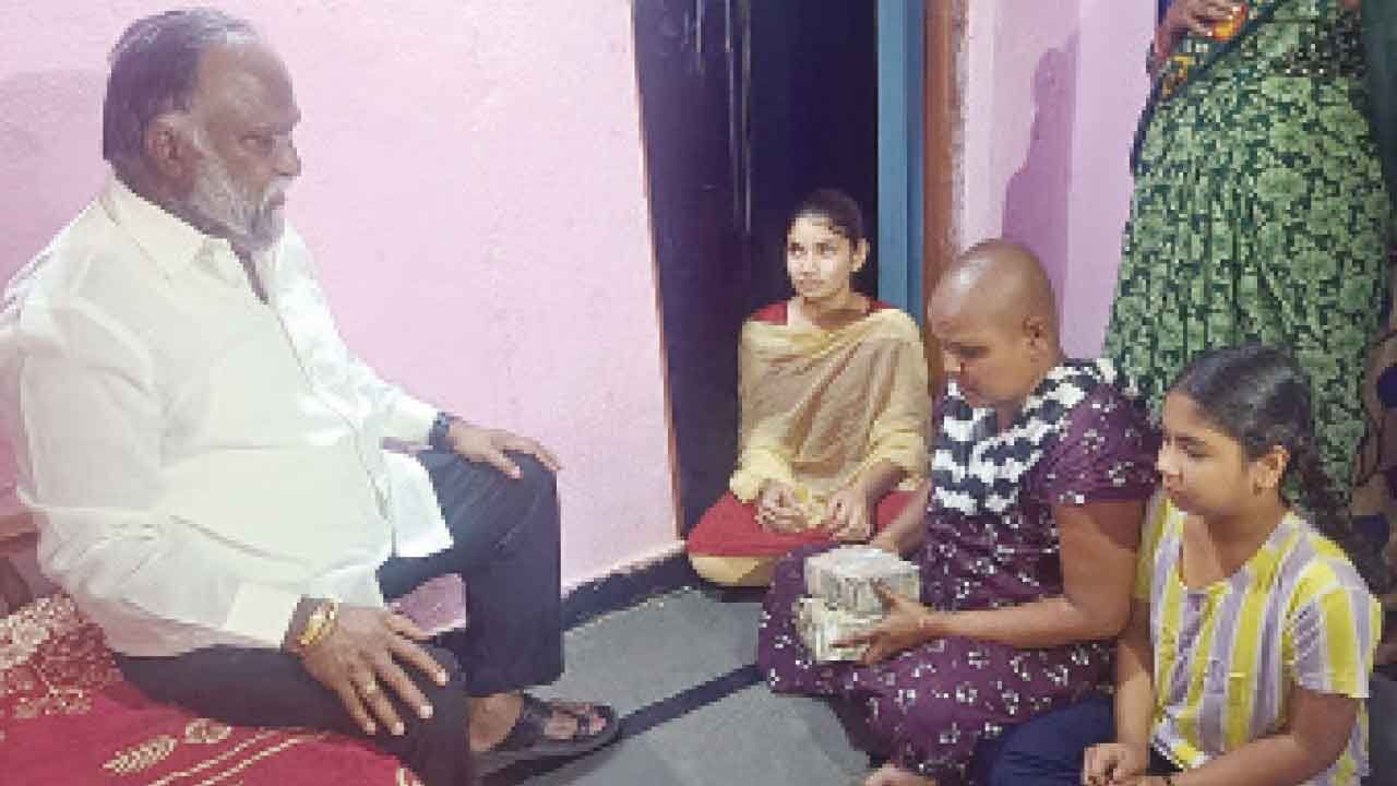 Jagga Reddy extends Rs 10L help to cancer patient