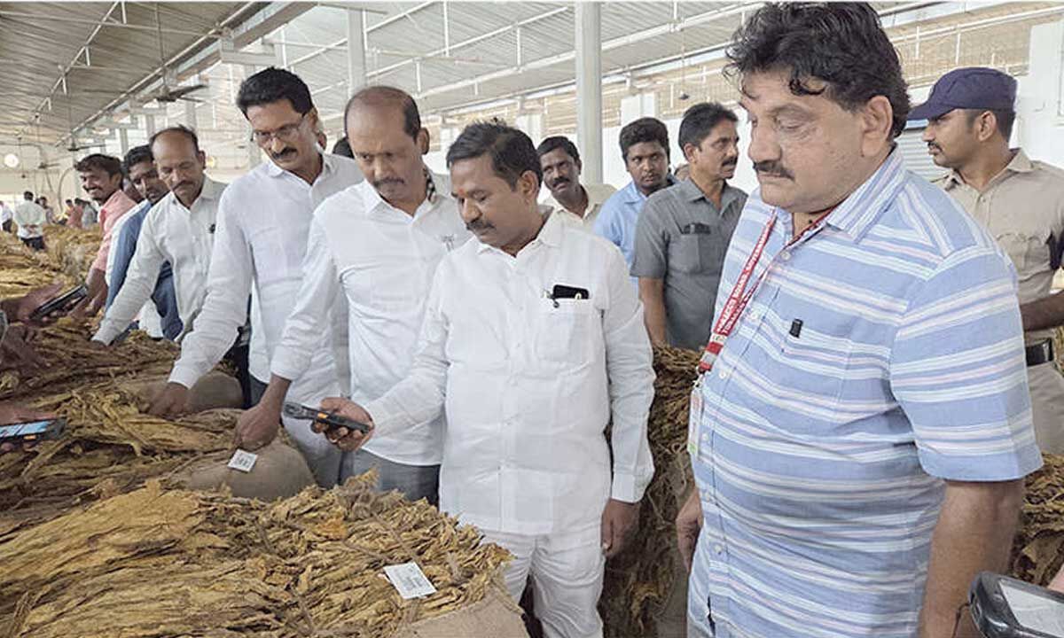 Social Welfare Minister assures support to tobacco farmers