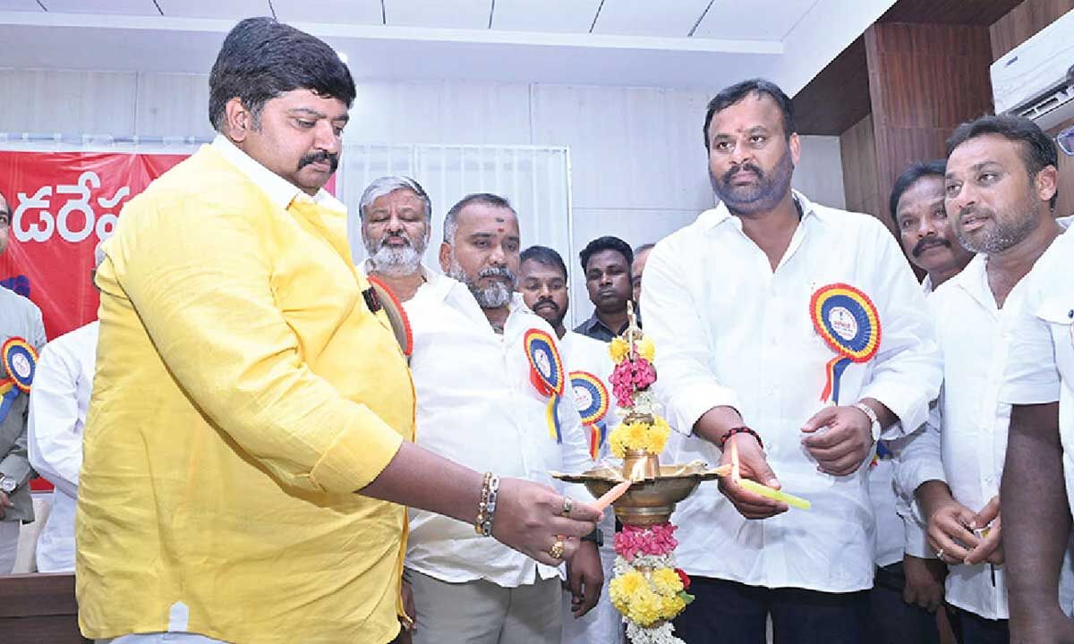 Journalists should act as guiding lights in driving society: Minister ...