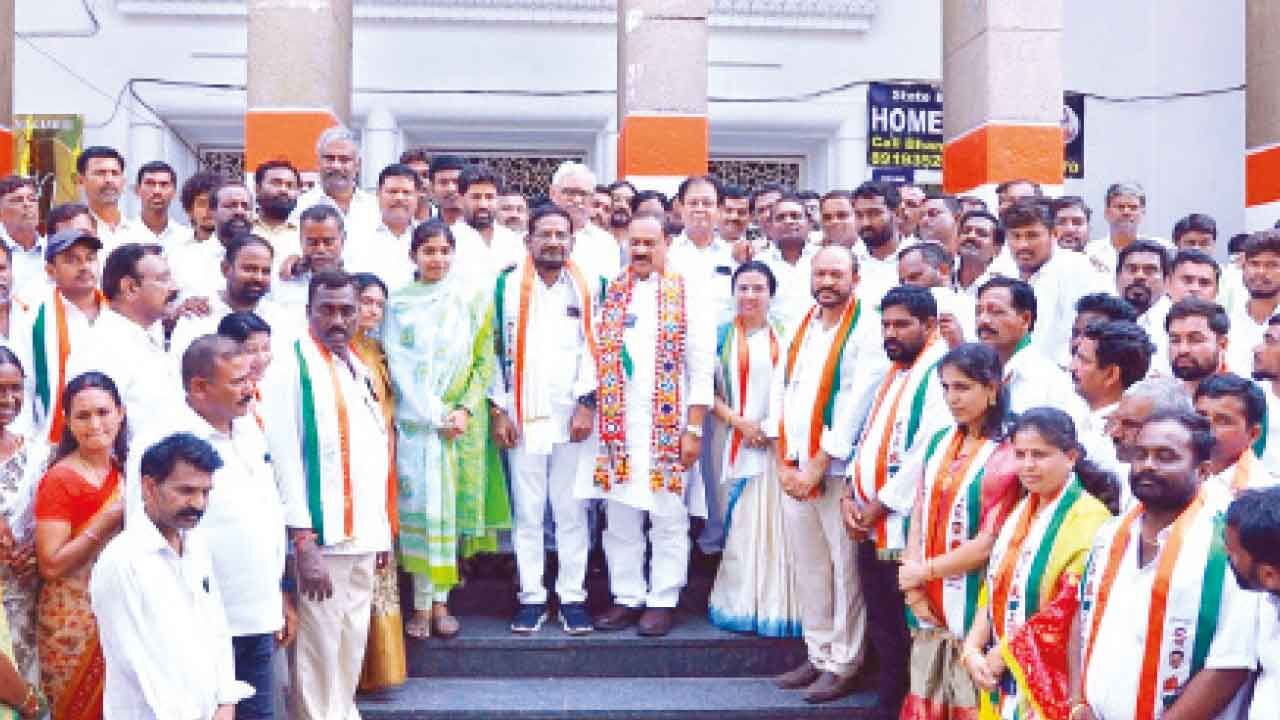 Mass defections from BRS to Cong in Palakurthi