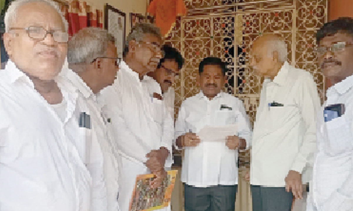 Minister assures support to tobacco farmers