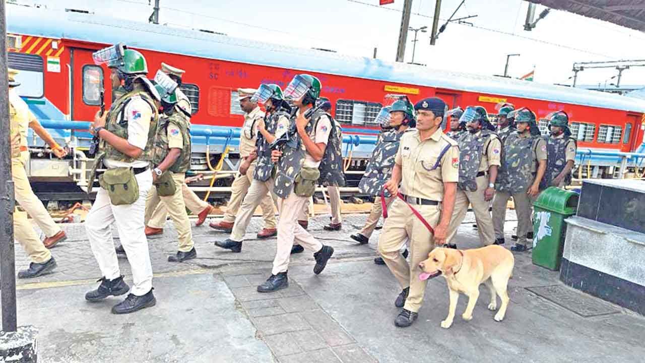 RPF, GRP conduct security checks at Nampally rly stn