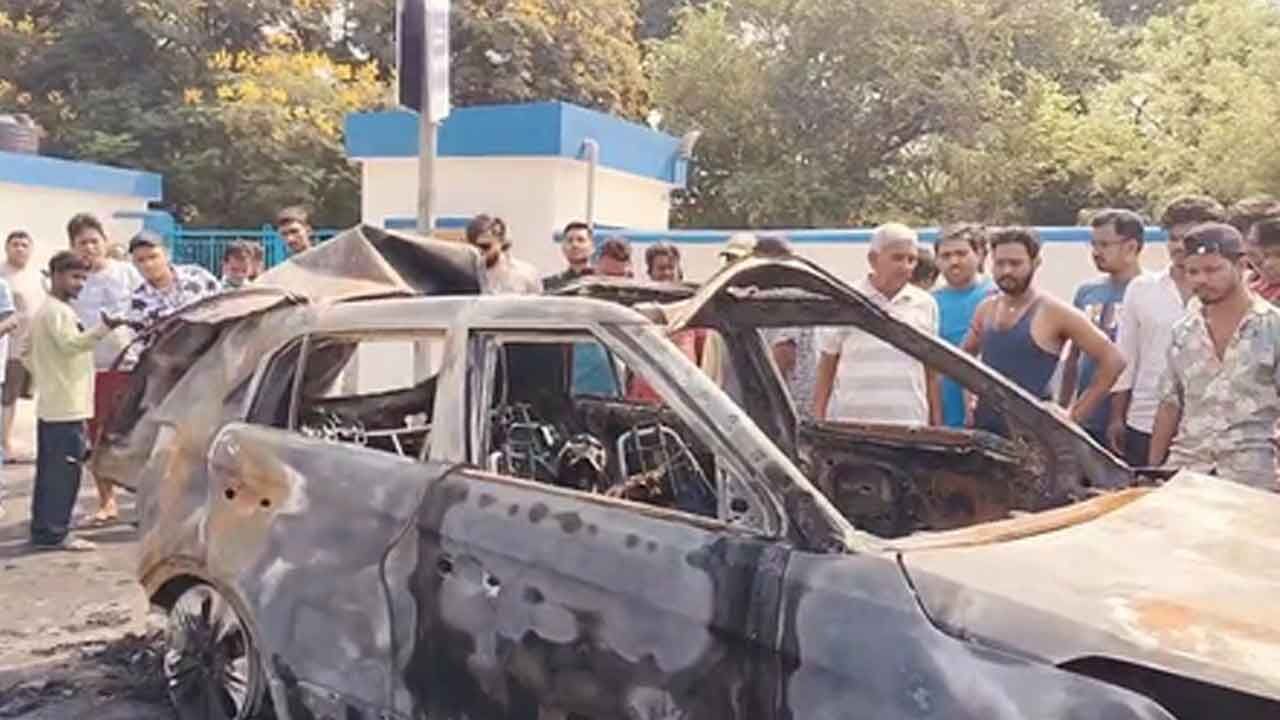 Driver charred to death after LPG cylinder bursts in car in Jamshedpur