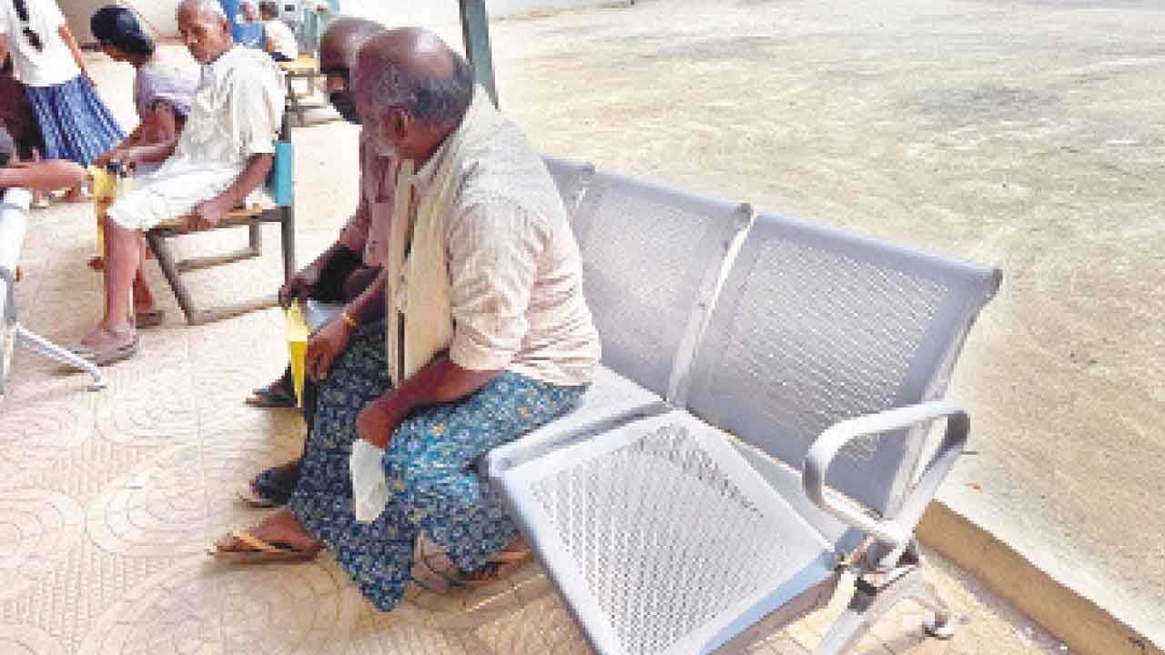 Nagarkurnool: Poor quality chairs a risk to patients’ life at govt hospital
