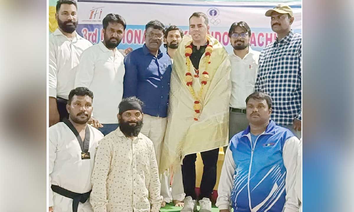 Seminar on national taekwondo kicks off