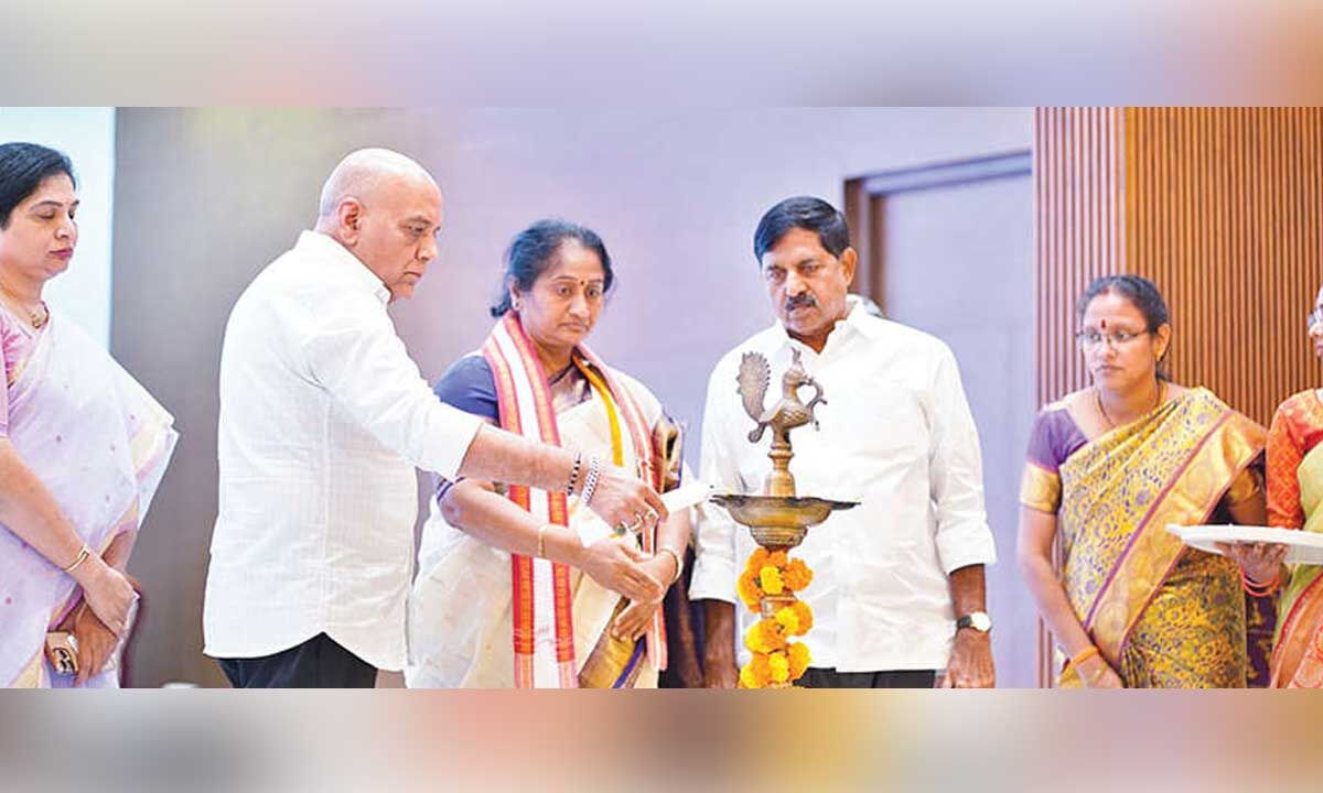 Elections to handloom coop bodies before Dasara: Minister Savitha