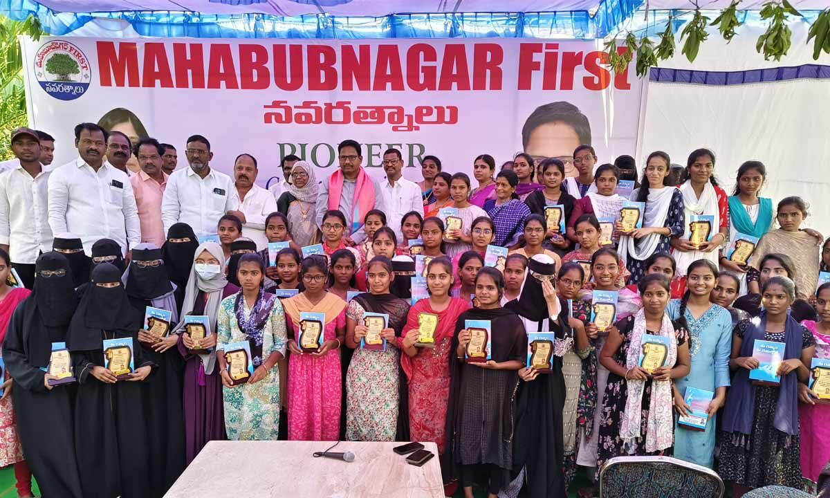 Yennam felicitates top EAPCET rankers from MBR govt colleges