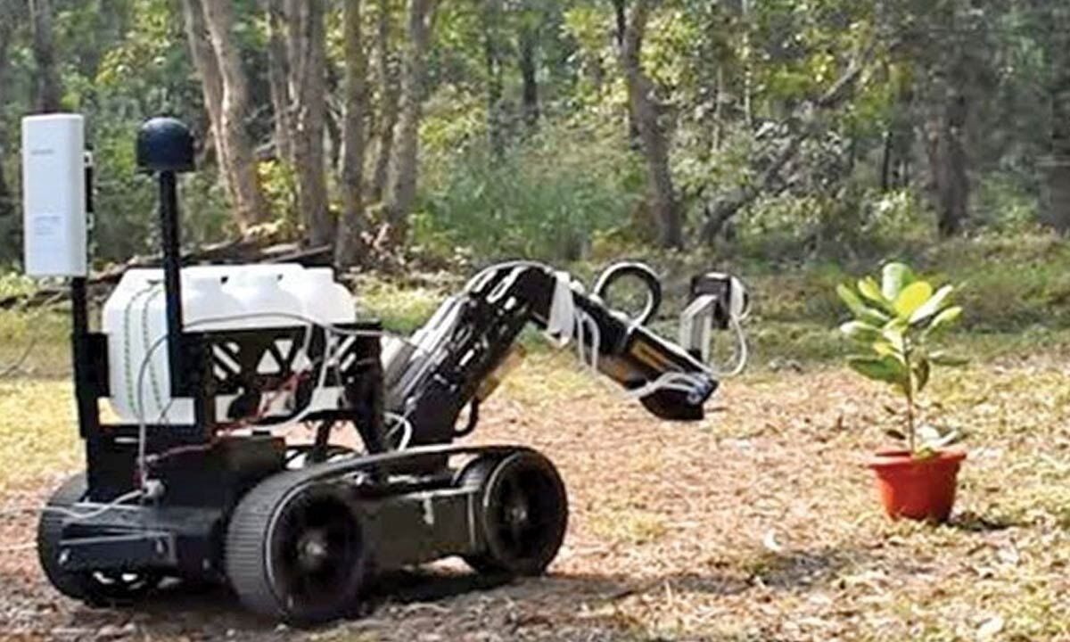 IIT Kharagpur’s new smart tracked robot detects crop disease, sprays ...