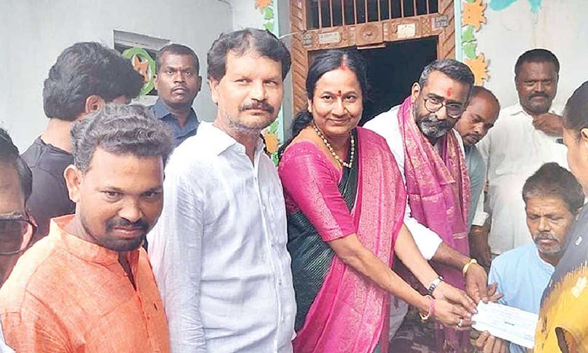 Aplastic patient receives Rs 5 lakh aid from CM