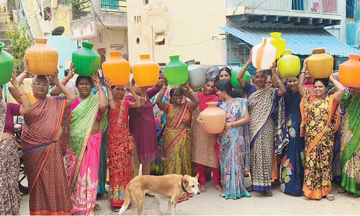 Women protest water crisis in Puttaparthi’s Kummarapeta area