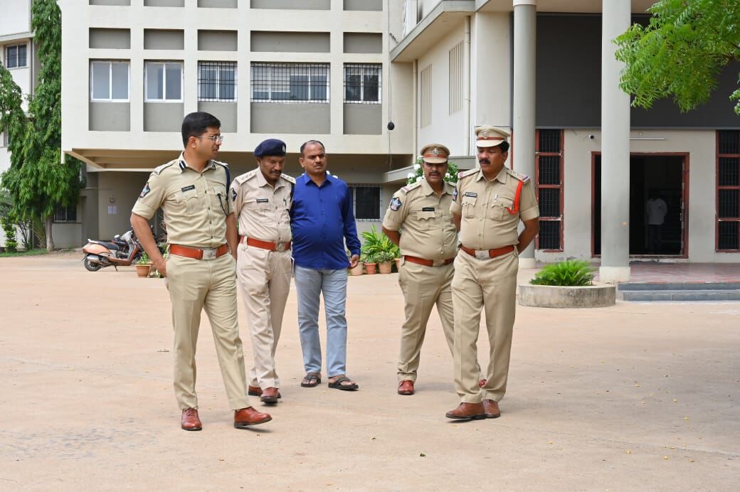 Kurnool SP inspects police constable mains exam centers