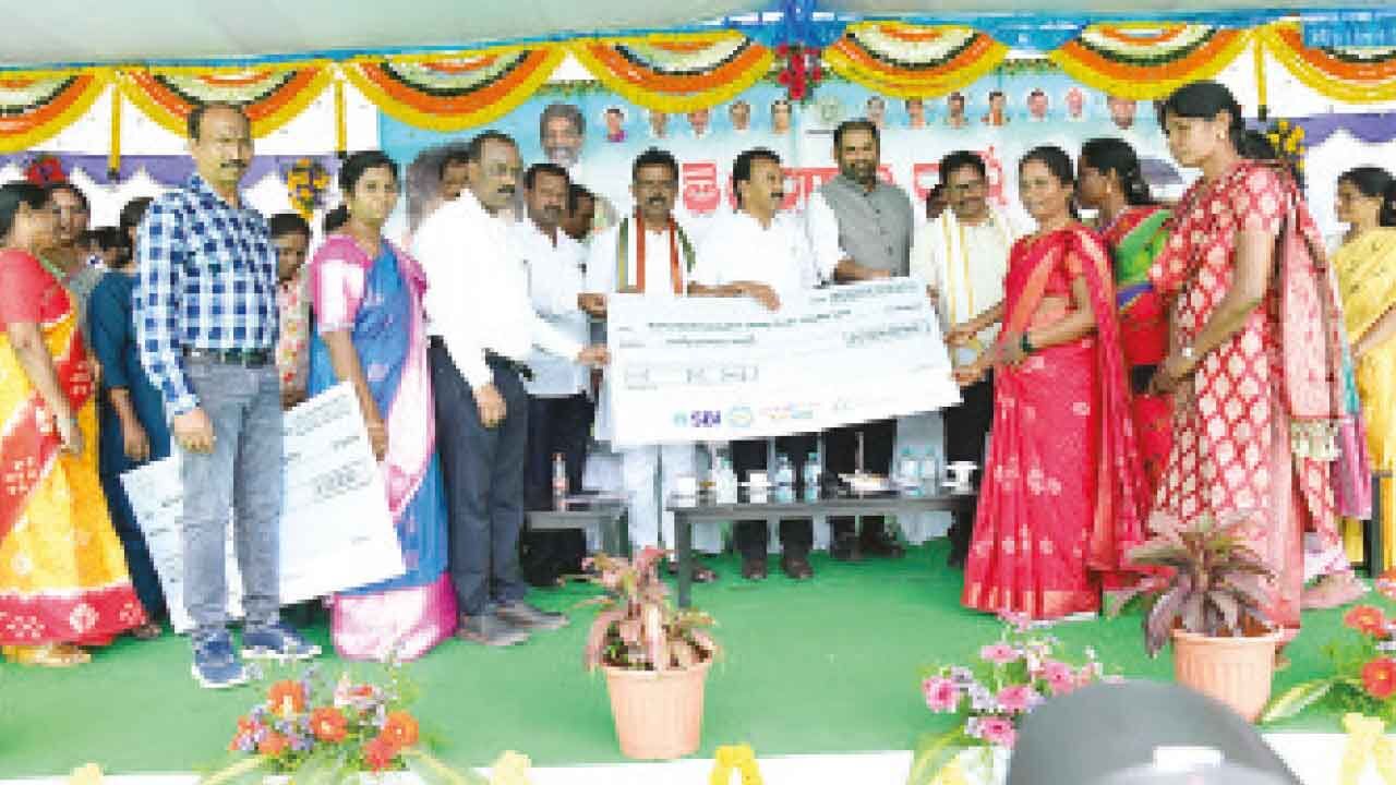 Jupally distributes Rs 15 cr aid to women’s groups