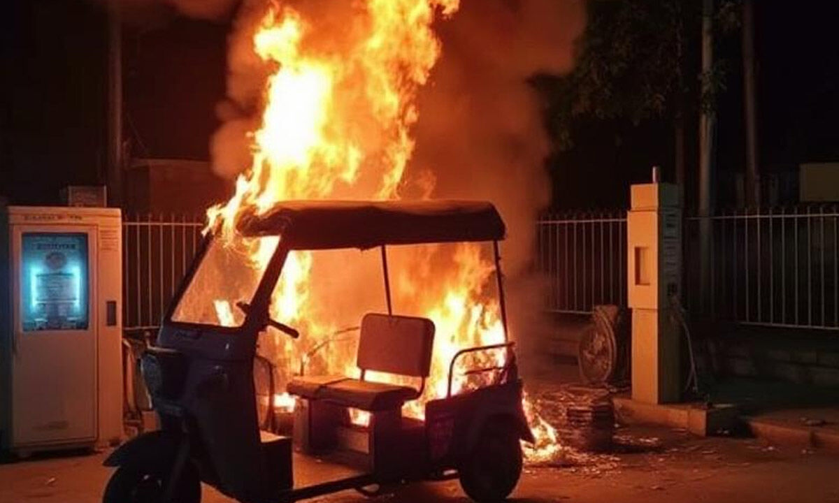 2 dead in e-rickshaw charging station fire