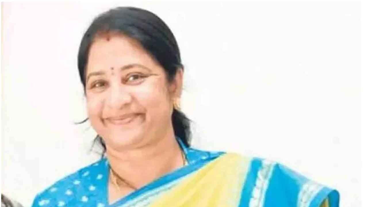 Dy Mayor distributes books, uniforms to students