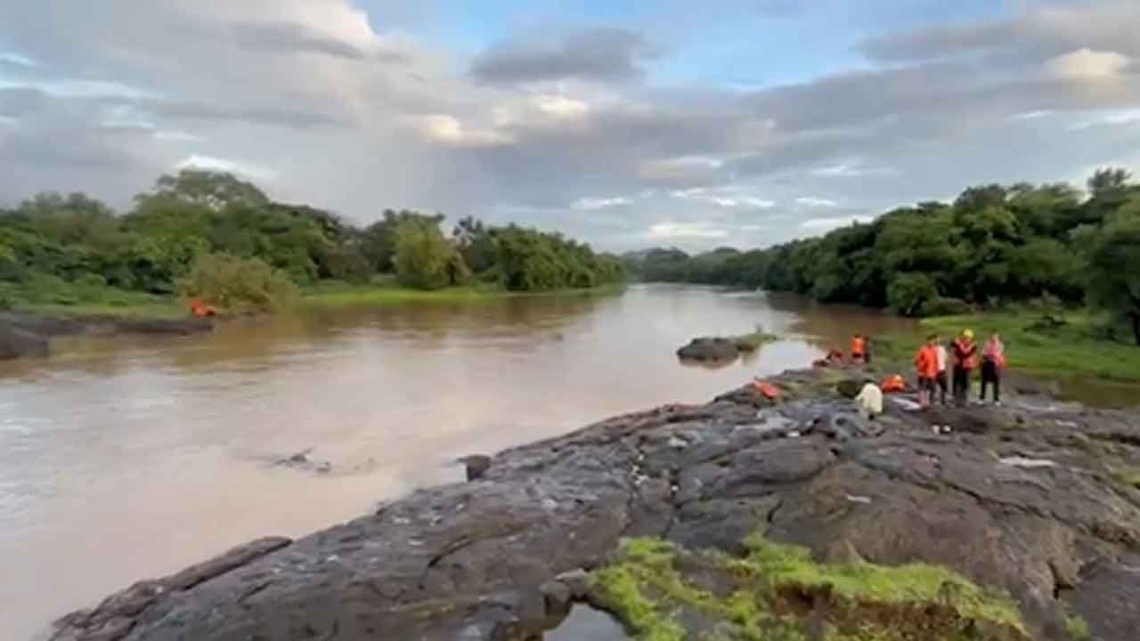 Two drowned in Pune bridge collapse, PM Modi speaks to CM Fadnavis