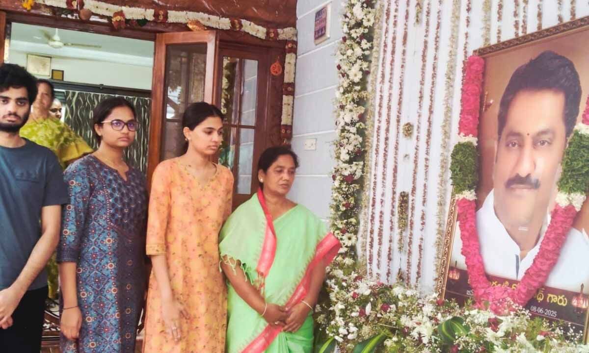 MLA Sunitha offers condolences to Maganti Gopinath’s family