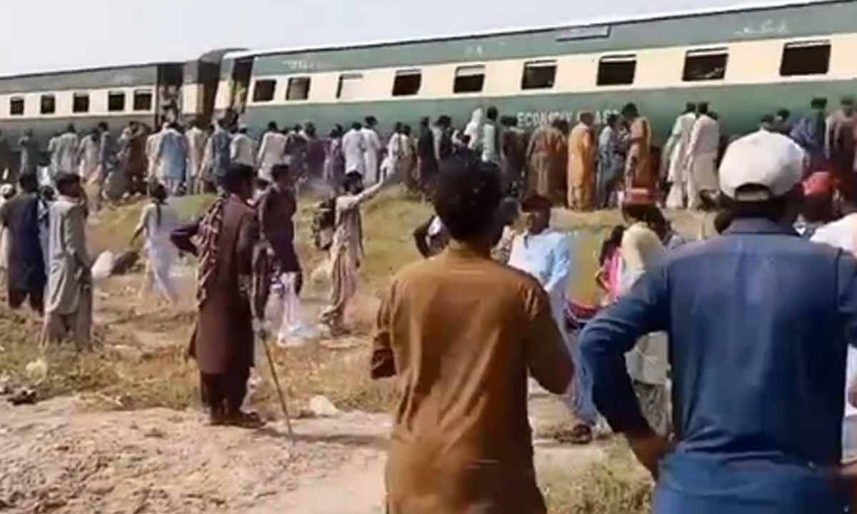 Six coaches of Jaffar Express derail after explosion in Pakistan's ...