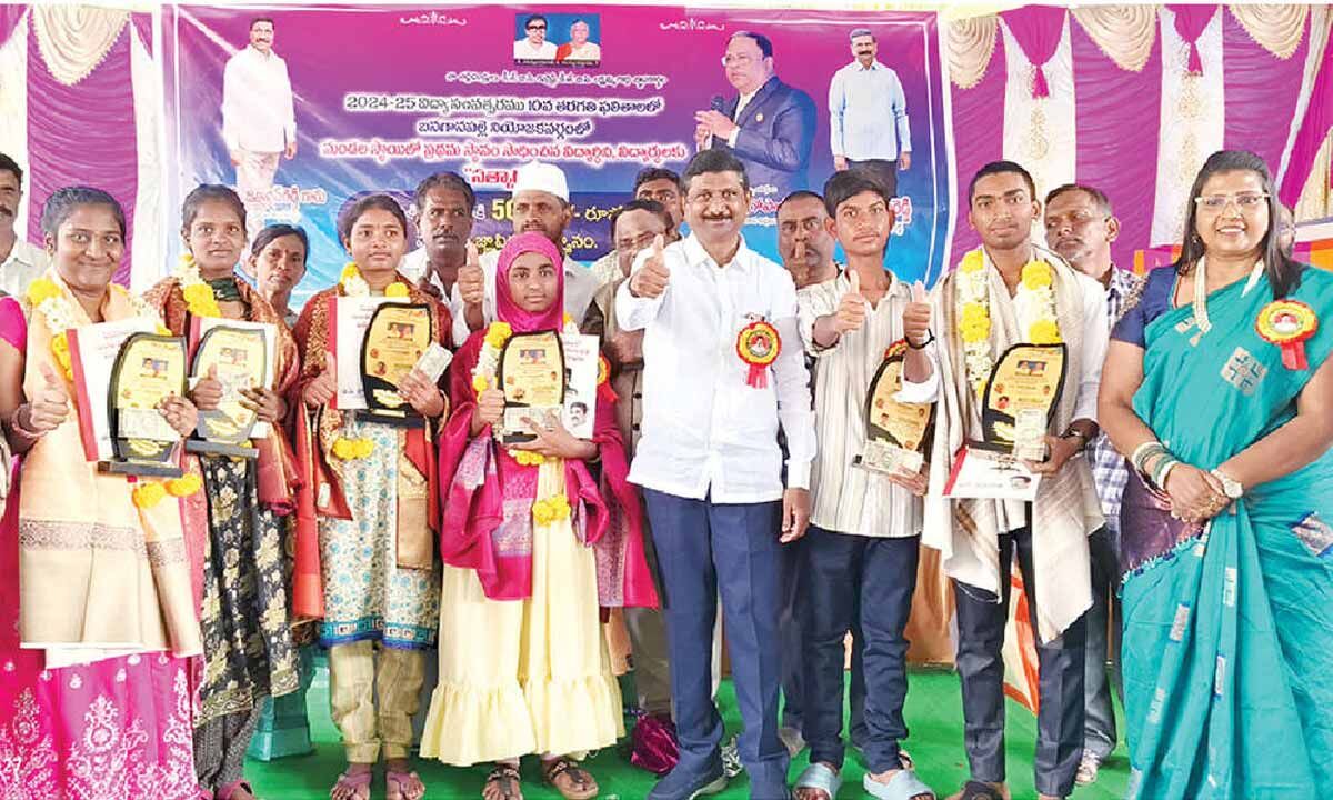 Merit scholarships presented to 10th class toppers