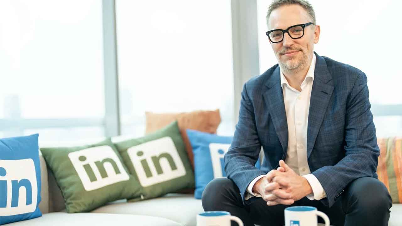 LinkedIn CEO Ryan Roslansky Embraces AI, Warns of Job Market Disruption ...
