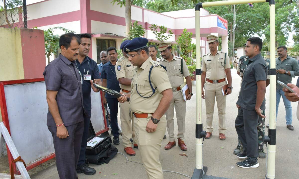 Sangareddy SP Inspects Armed Reserve Dog Squad and Bomb Disposal Team