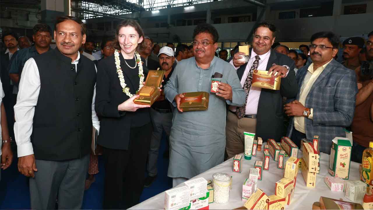 British High Commissioner Visits KSDL; Appreciates Production Activities