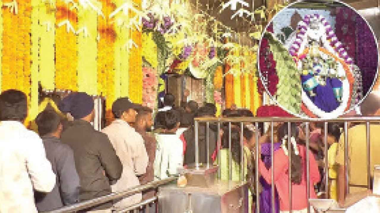 Thousands throng Chamundi Hill for first Ashada Friday darshan